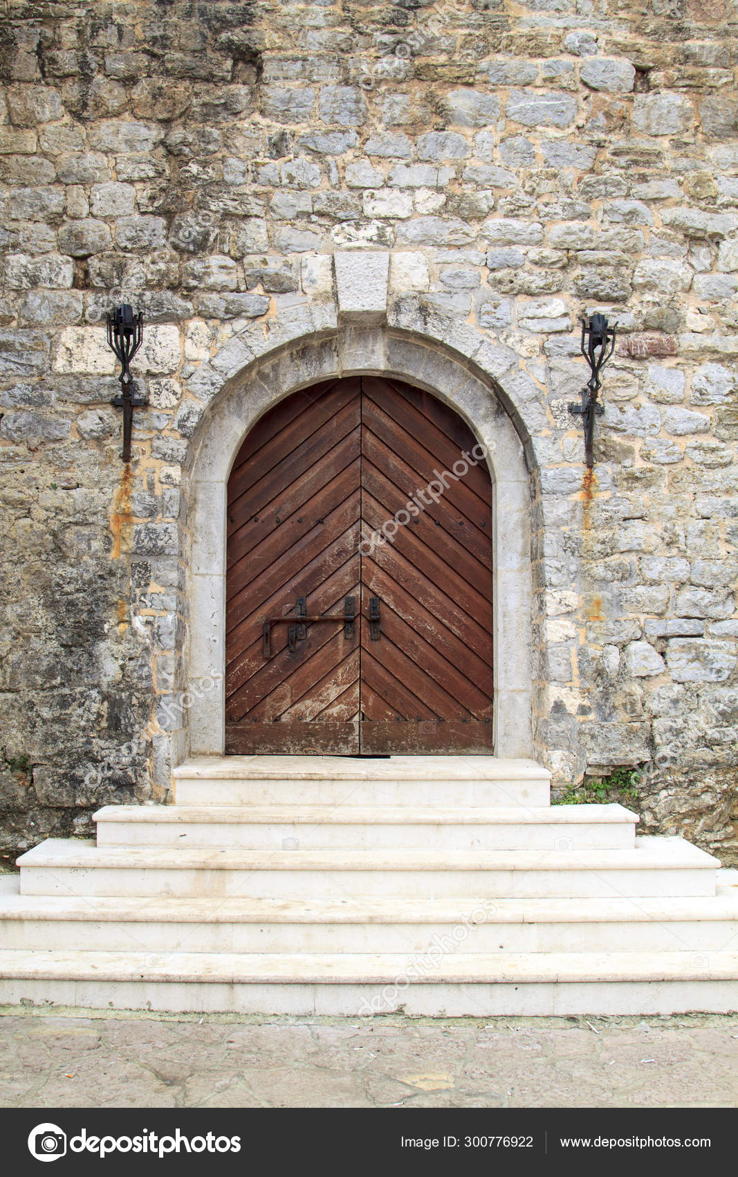 Gate with steps of castle with stone wall in Budva Old Town, Mon Stock ...