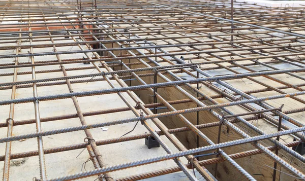 Reinforcement of concrete with metal rods connected by wire. vie ⬇ ...