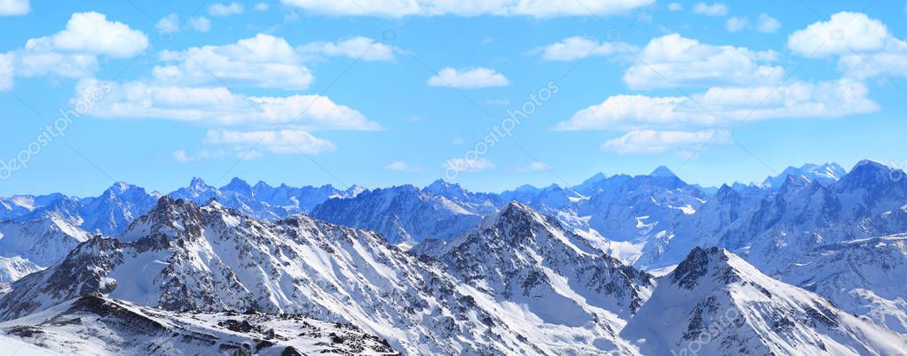 vista de la cresta principal del Cáucaso desde la ladera de Elbrus 2023