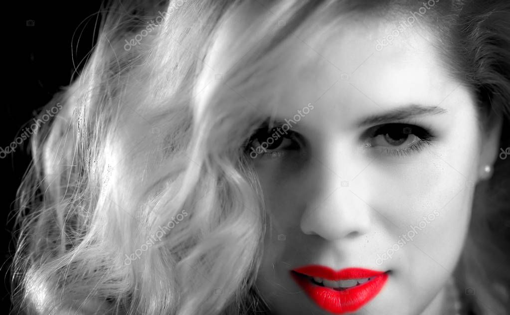 Fotos en blanco y negro con acentos en color rojo. 2023