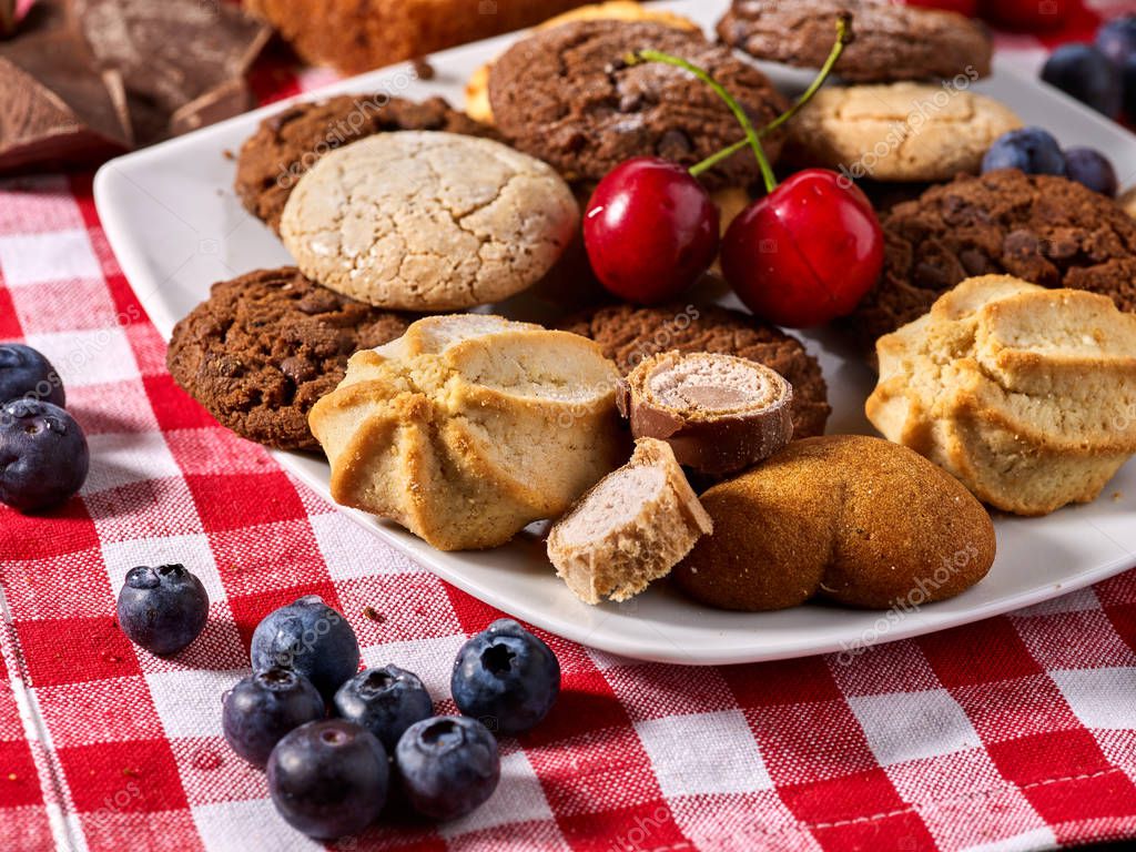 Galletas de avena y pastel de chocolate de arena con nuez en la mesa 2023
