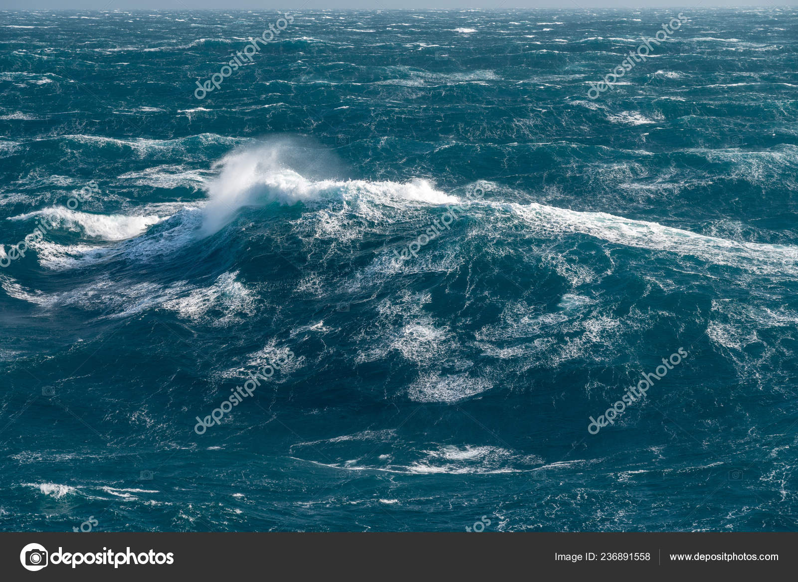 Fotos de Crucero moderno que viaja a través de mares agitados - Imagen ...