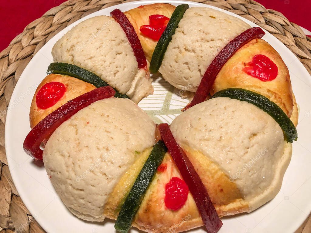 Torta del Rey Tres (Rosca de Reyes) La torta del Rey Tres (o pan) está ...