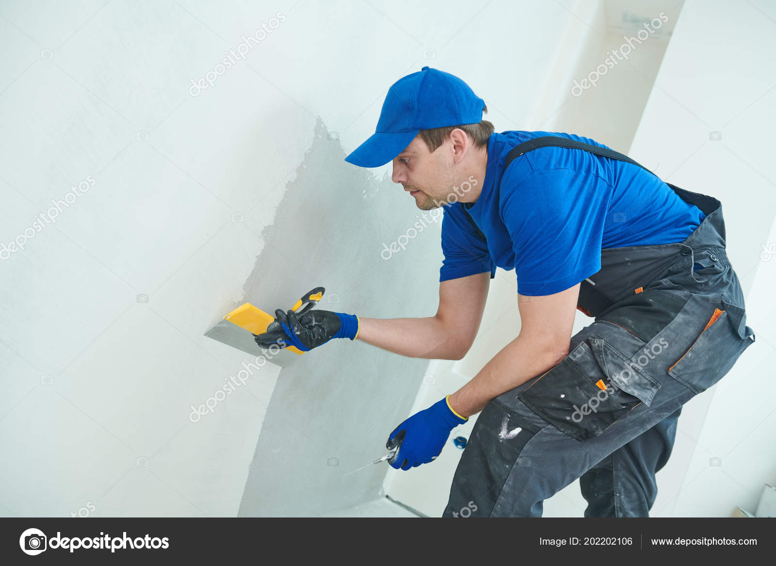 Refurbishment. Worker spackling a wall with putty — Stock Photo ...