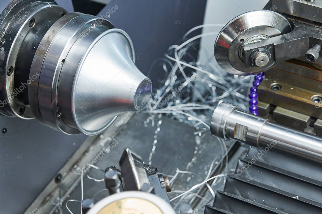 Procesos de conformado de chapa. girando en blanco en la máquina de ...