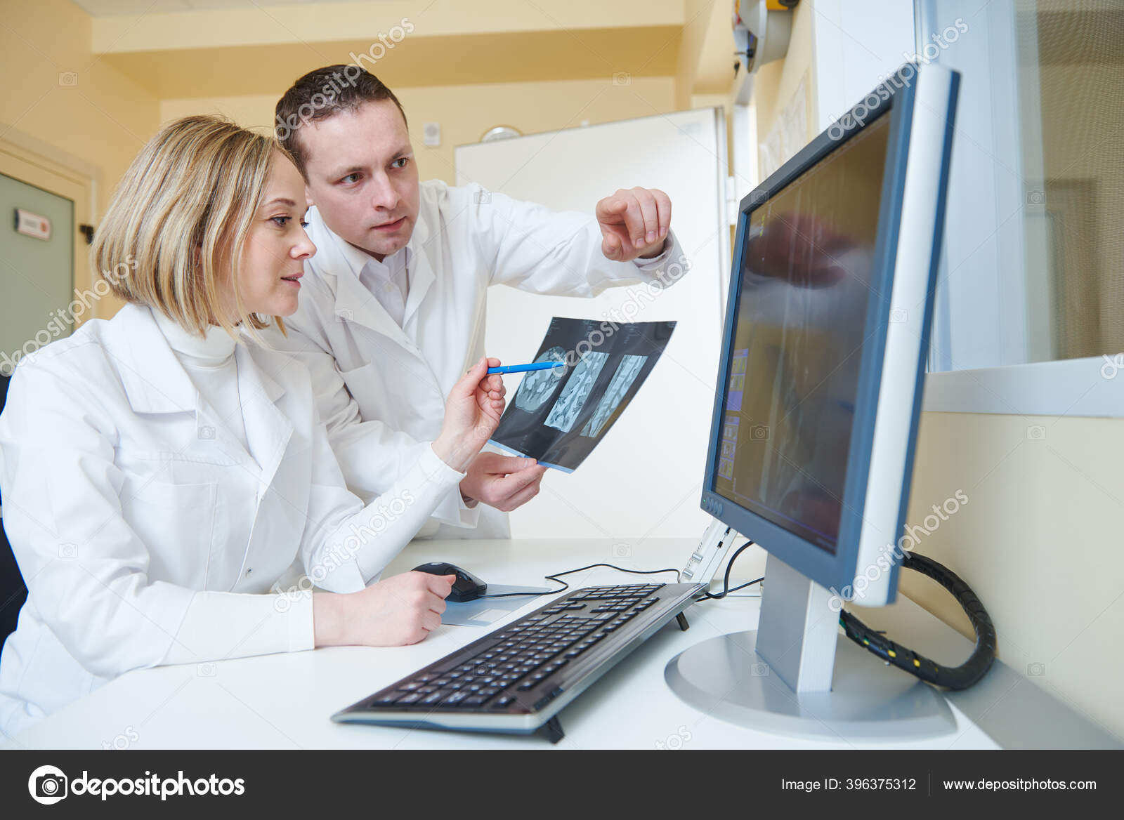 Computed tomography or MRI scanner test analysis — Stock Photo ...