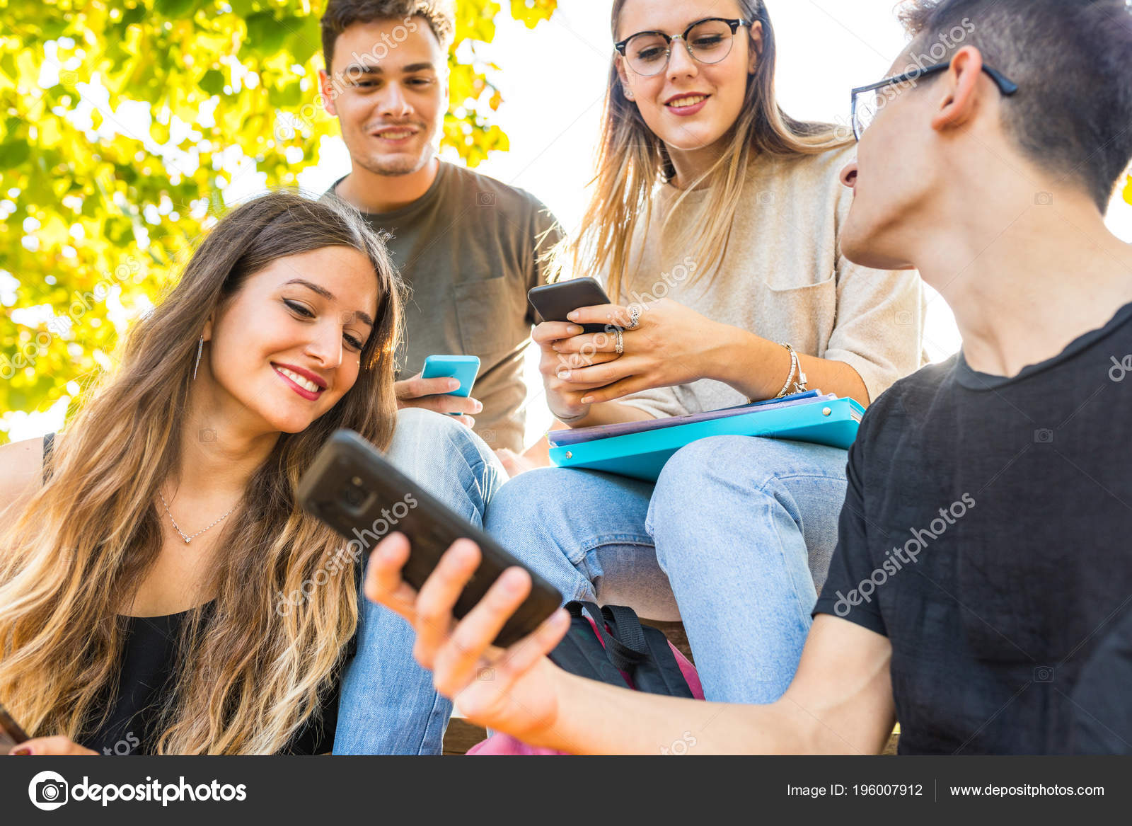 Groupe Damis Adolescents Avec Smartphones Parc Millennials Meilleurs