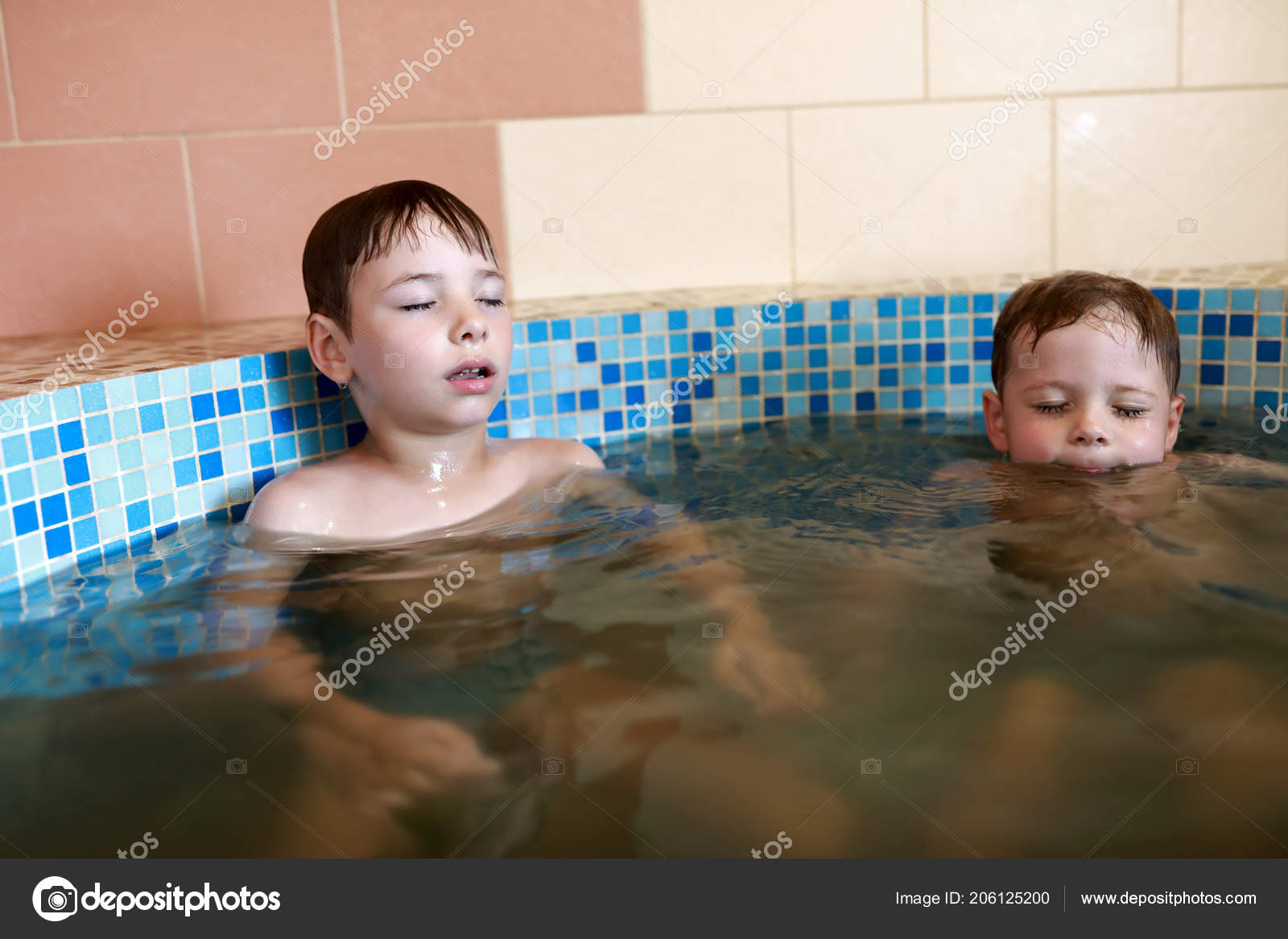 Dos Hermanos Descansando Jacuzzi Después Sauna — Foto de stock ...