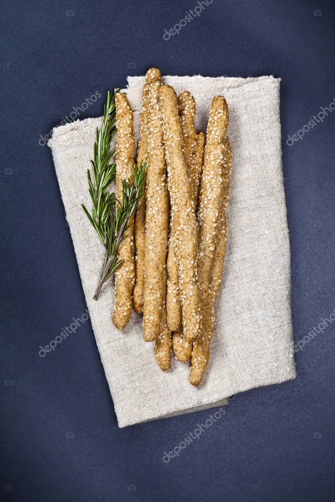 Grissini italiano o palitos de pan salados en servilleta de lino en ...