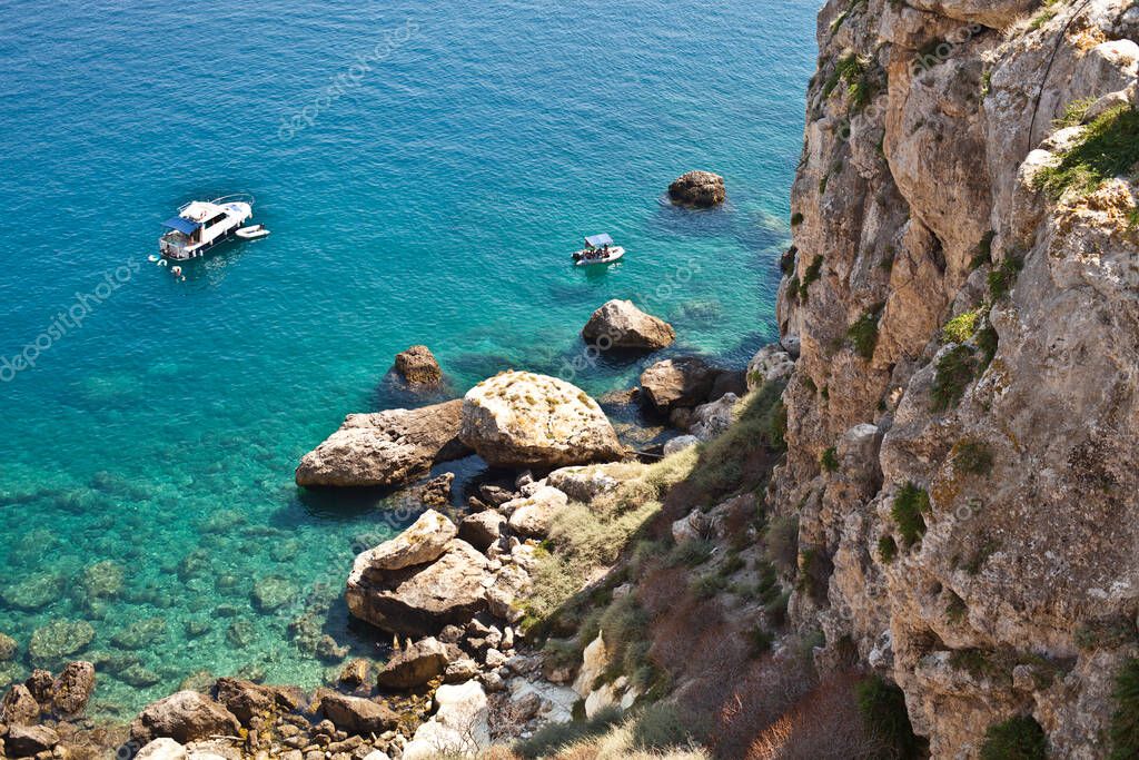 Vista de las islas Tremiti. Barcos cerca de una costa de piedra. Isla ...