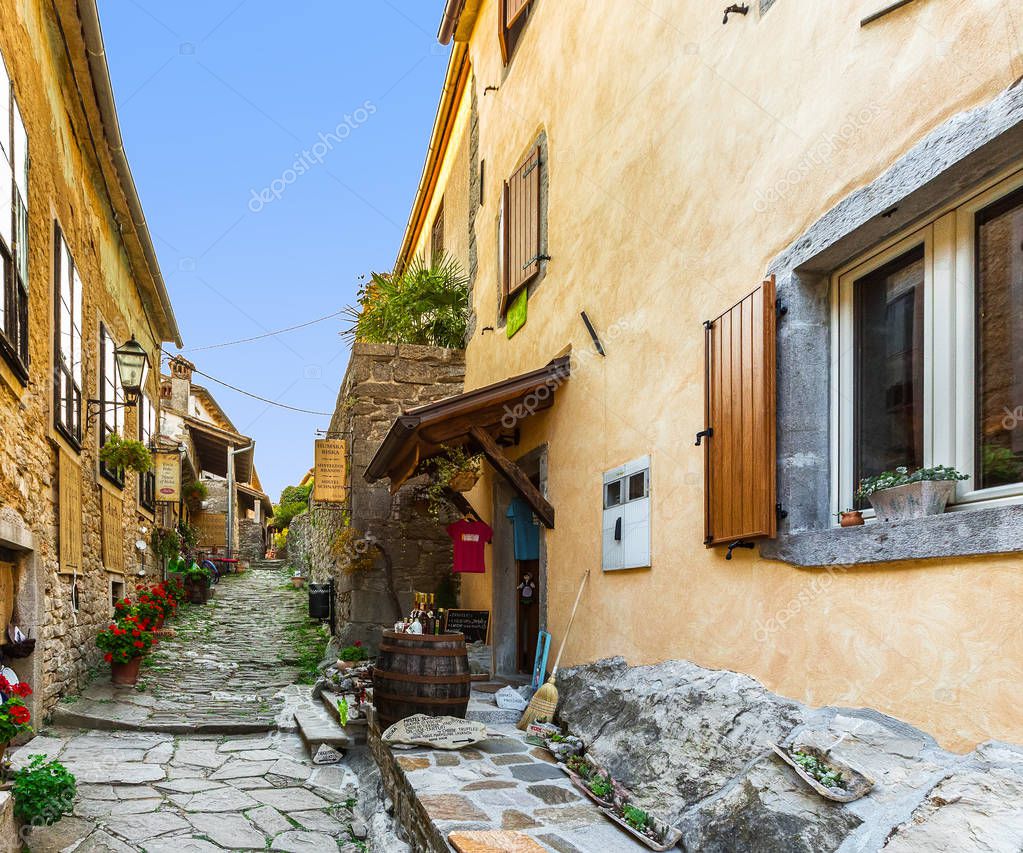 HUM, CROACIA - 10 de agosto: Hum es la ciudad más pequeña del mundo ...