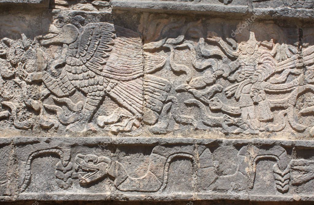 Bajorrelieve tallado de águila, cacique y serpiente, civilización maya ...