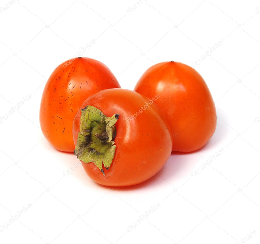 Fruto caqui aislado sobre fondo blanco. Ruta de recorte 2023