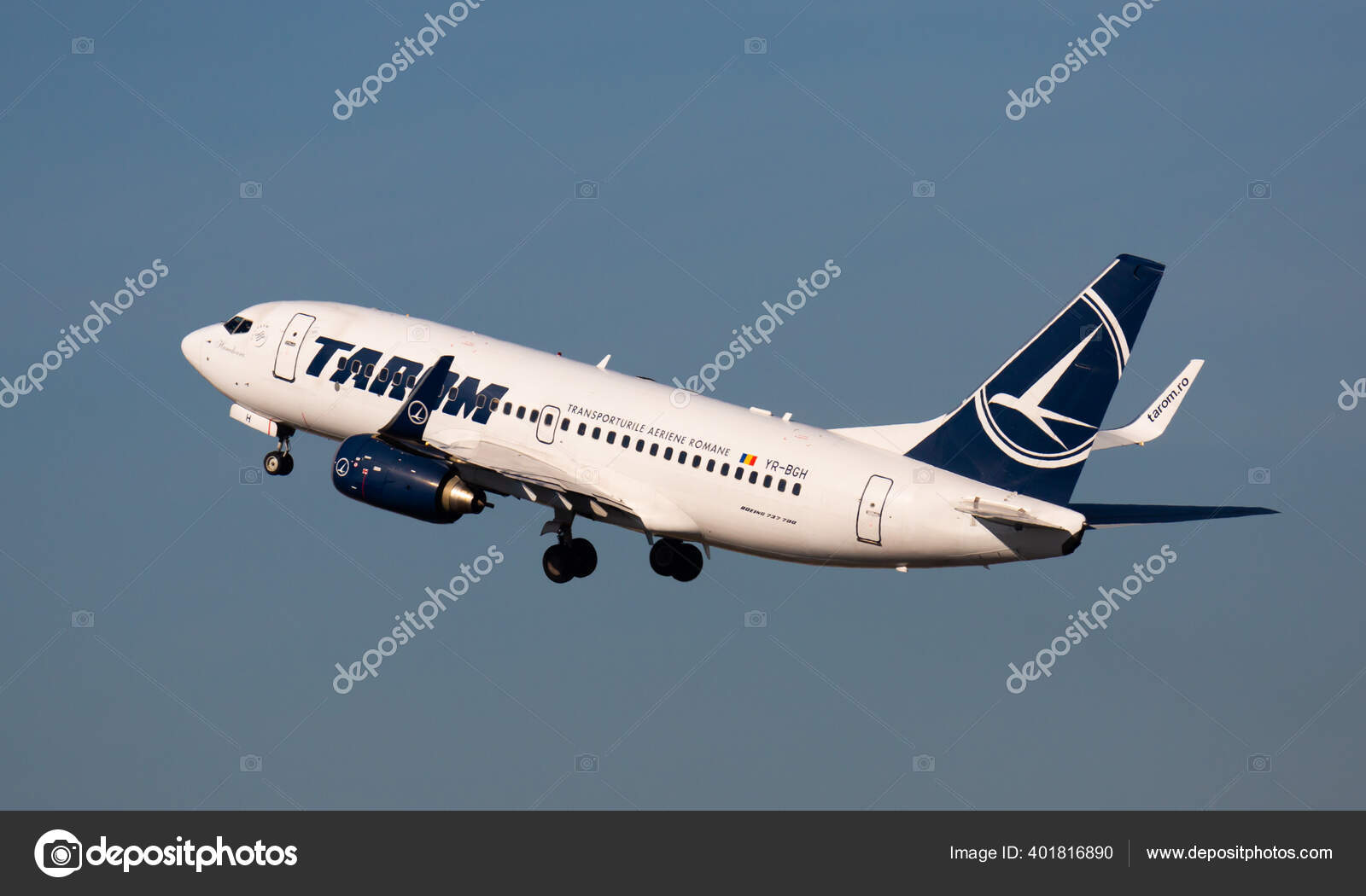 Tarom Airlines Boeing 737 taking off from Barcelona Airport — Stock ...