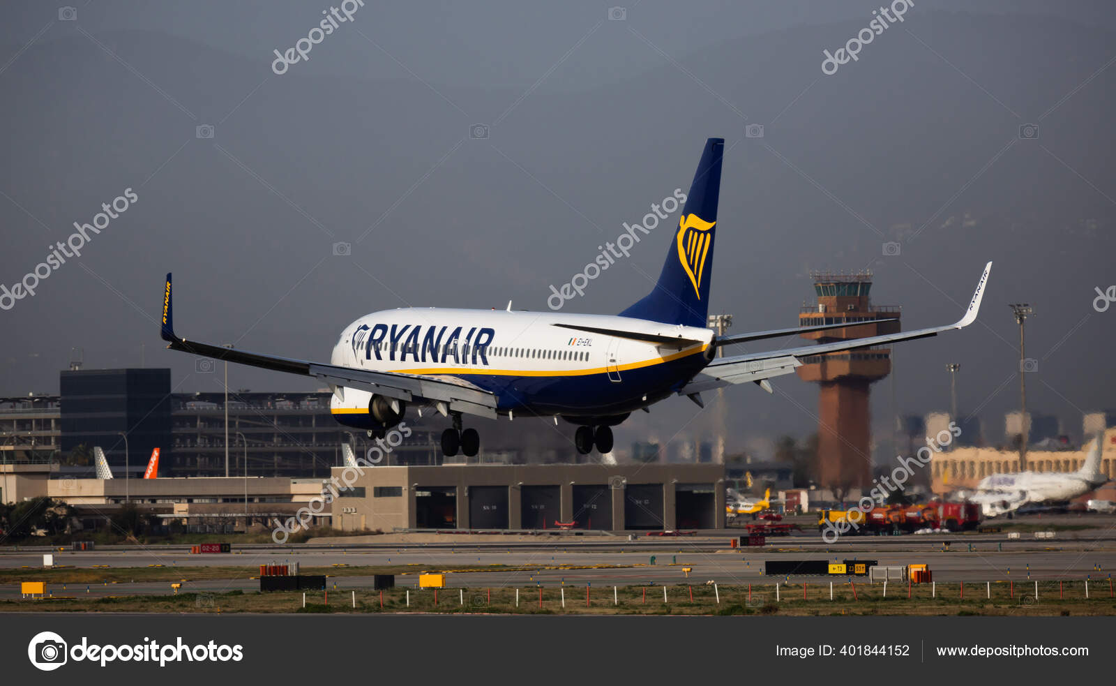 Ryanair Boeing 737 approaching to runway at El Prat Airport — Stock ...