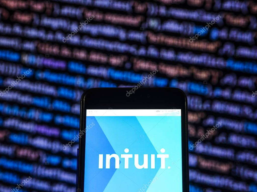 KIEV, UCRANIA - 9 de noviembre de 2018: logotipo de Intuit Inc. visto ...