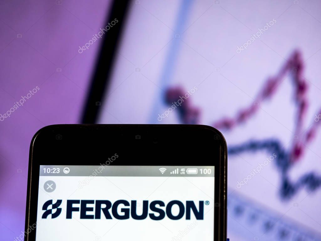 Logo de la empresa Ferguson plc visto en el teléfono inteligente. 2022