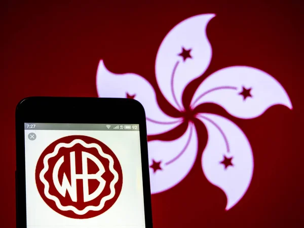 Ilustración de la foto un logotipo OCBC Wing Hang Bank visto en 2024