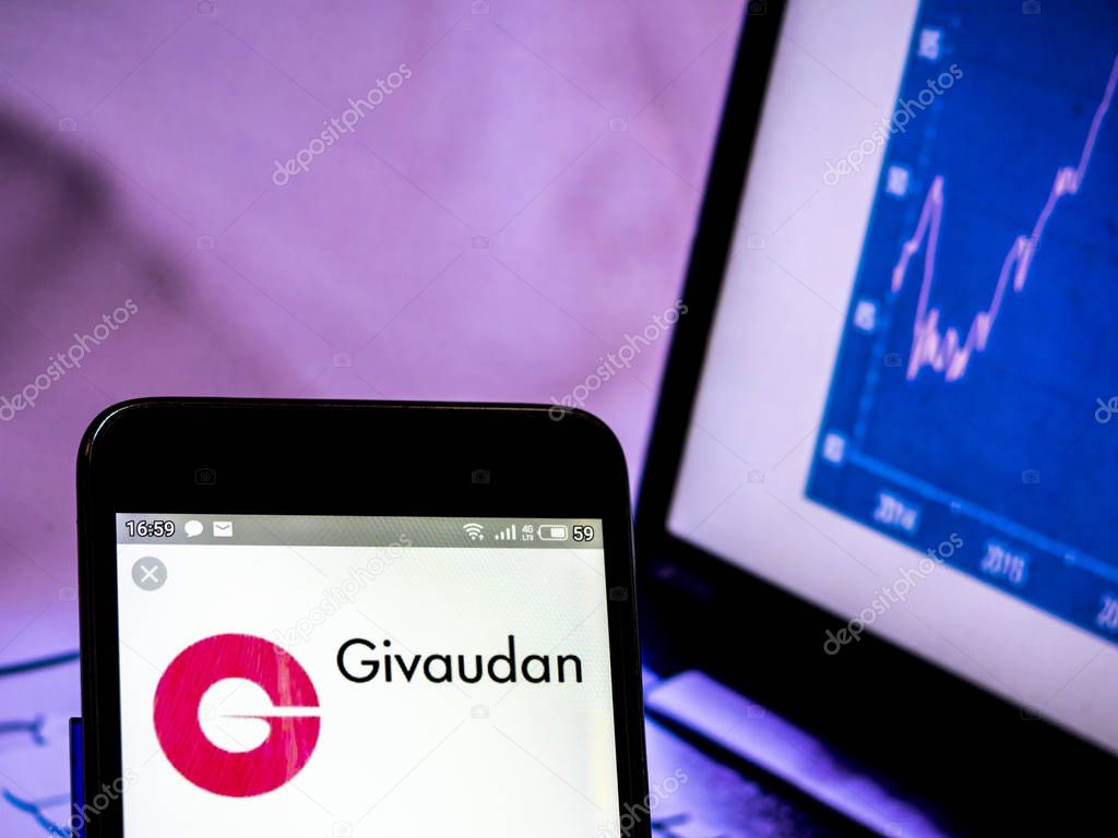 Ilustración fotográfica un logotipo de Givaudan SA visto en un smart 2022