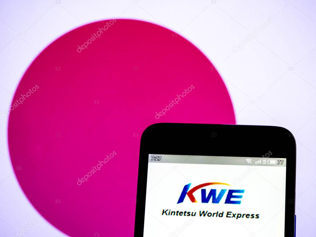 En esta foto ilustración un Kintetsu World Express, Inc. (KWE) 2023