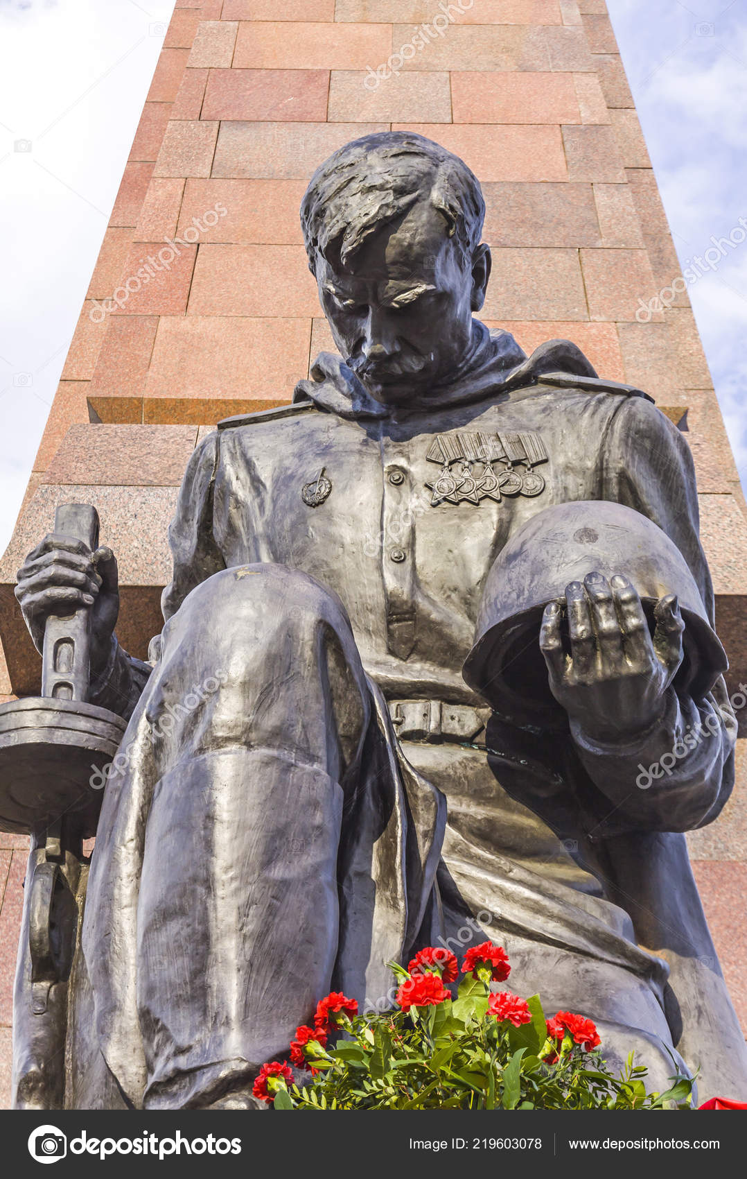 Statue Kneeling Soviet Soldier Soviet War Memorial Treptower Park ...