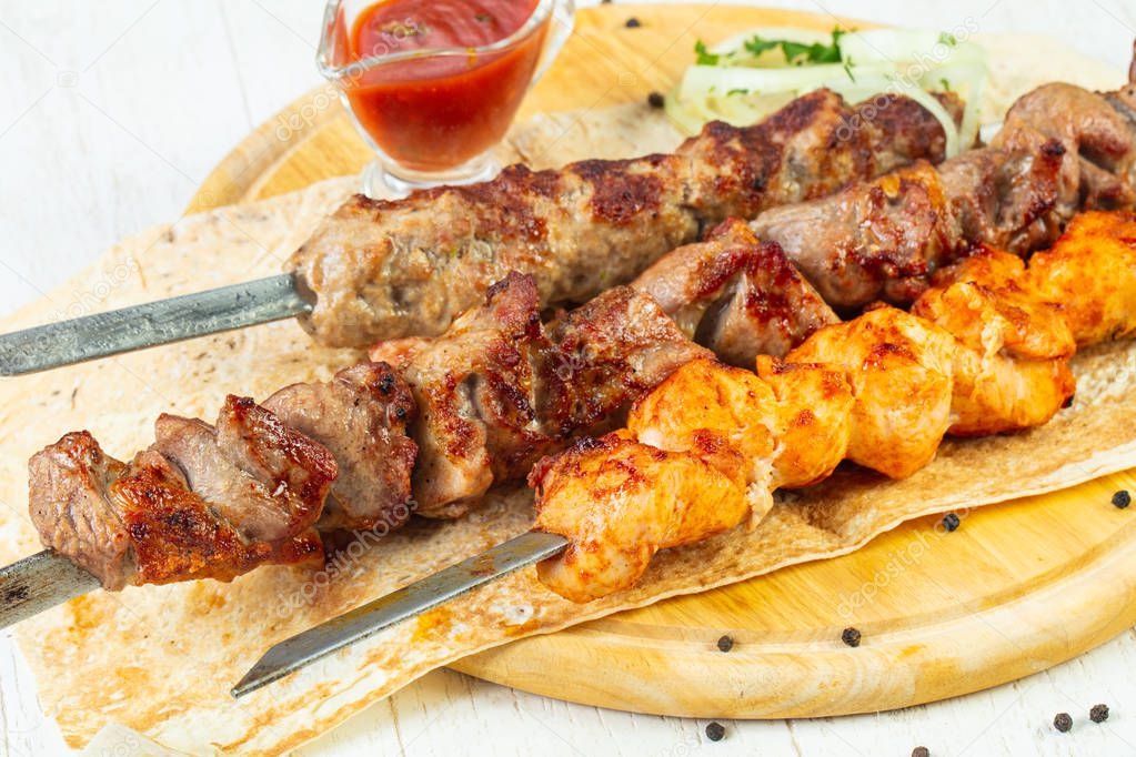 Surtido de platos de mezcla de kebab a la parrilla 2024