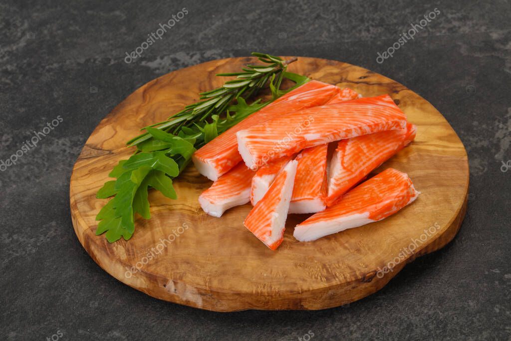 Surimi palo de cangrejo sobre tabla de madera 2023