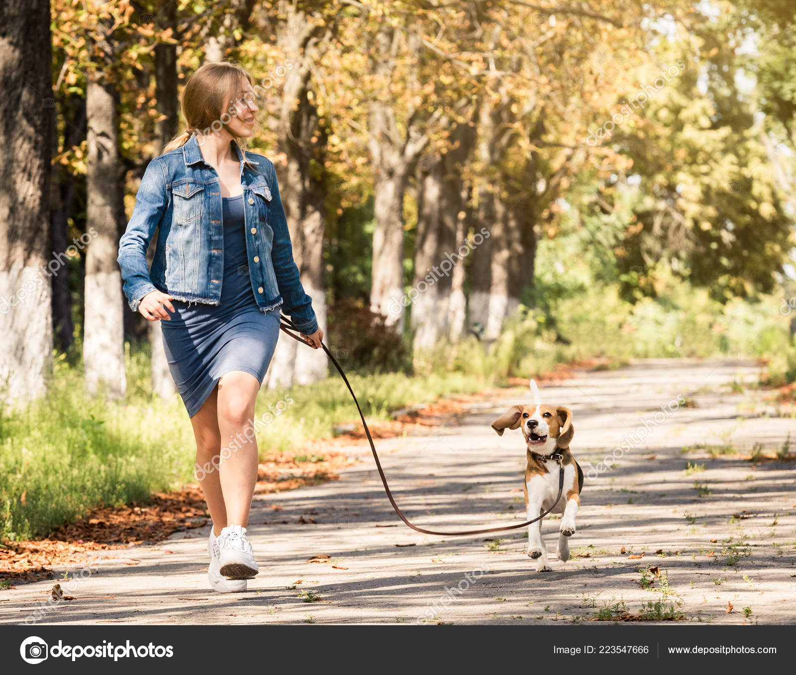 Menina loira andando com cachorrinho bonito fotos, imagens de © tan4ikk #223547666