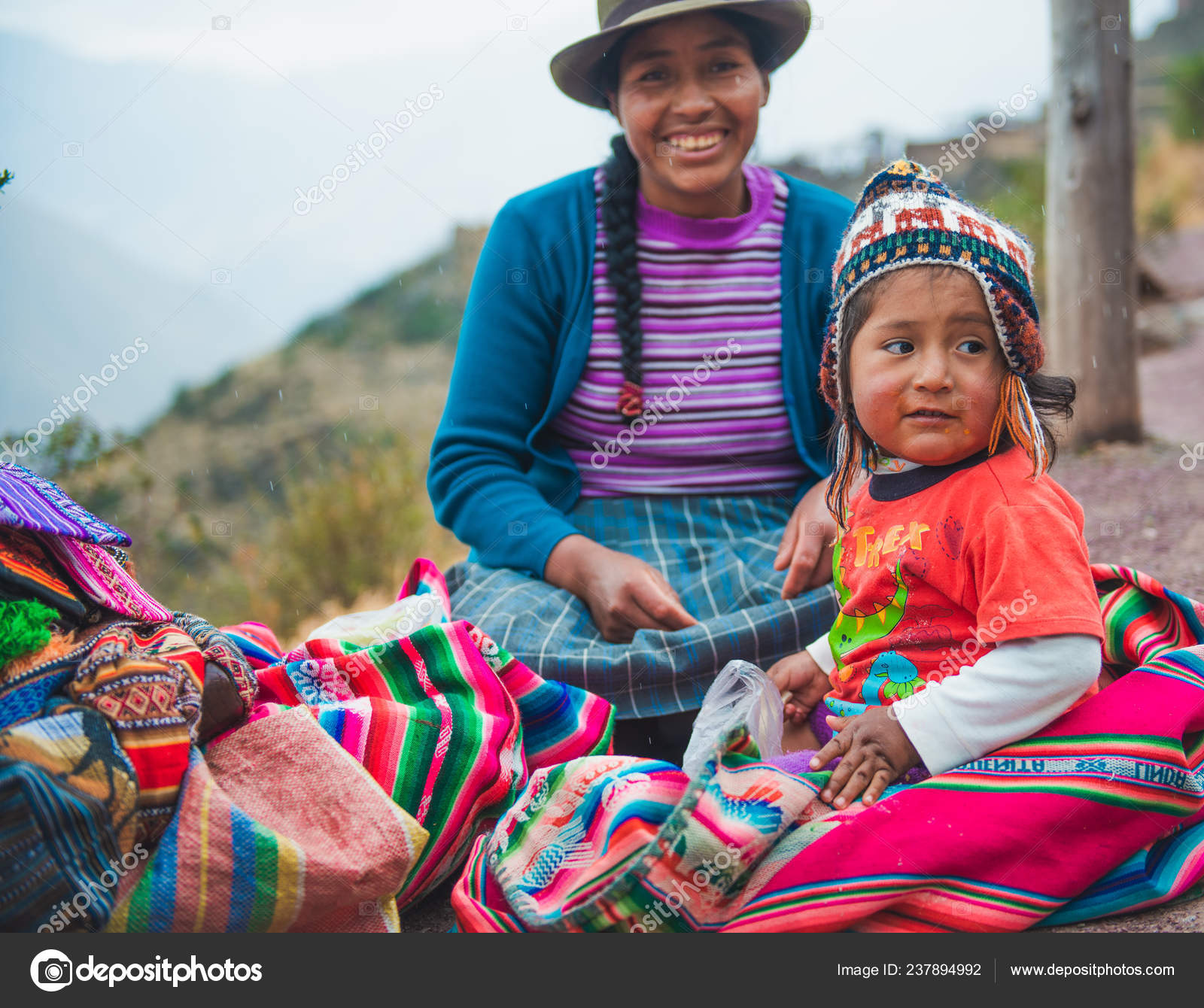 Peru village - 12 October 2018 : Smiling woman with little girl – Stock ...