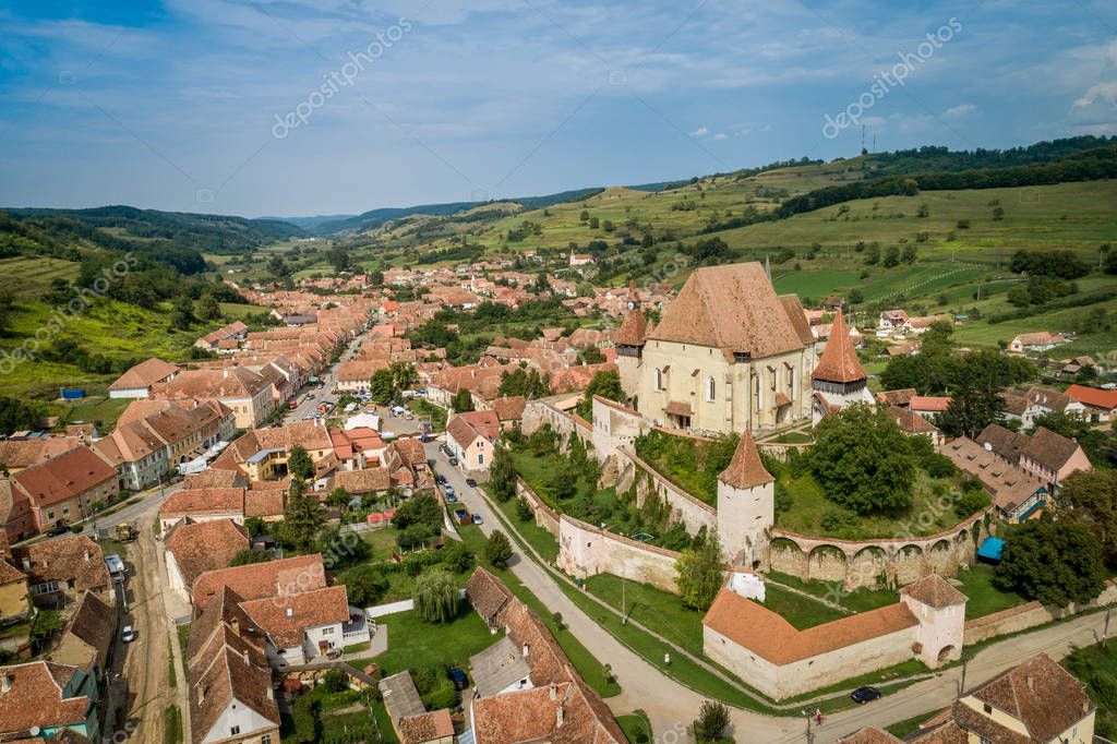 Vista aérea de la iglesia fortificada de Biertan en la aldea de Biertan ...