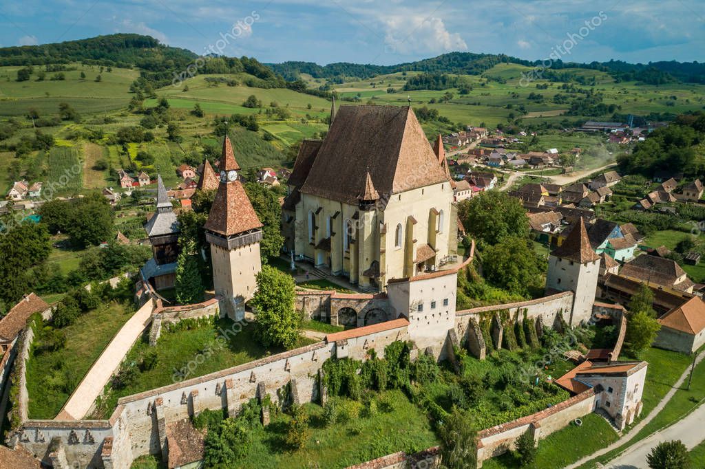 Vista aérea de la iglesia fortificada de Biertan en la aldea de Biertan ...