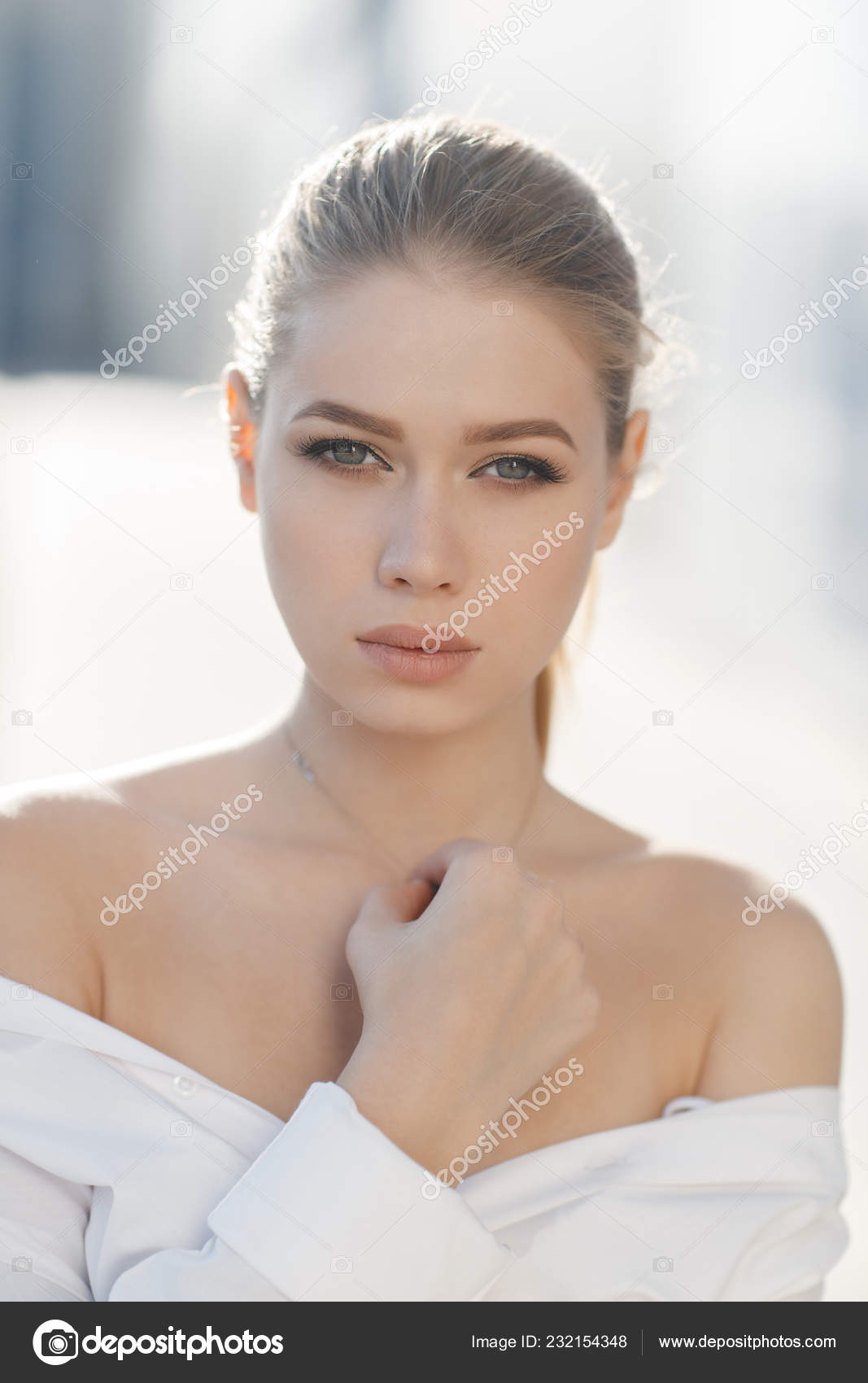 Young Beautiful Woman Long Hair Gray Eyes Beautiful Makeup Pink — Stock