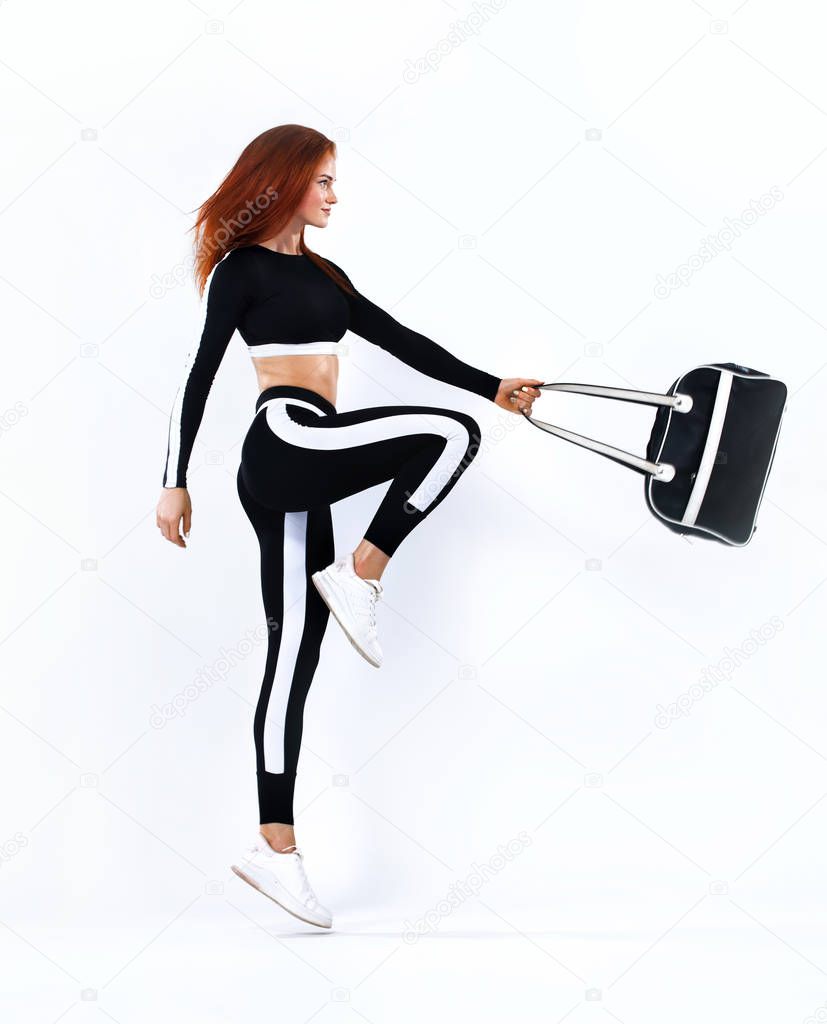 Viernes negro para la aptitud. Deportiva mujer en forma con bolsa de ir a entrenar, corriendo ...