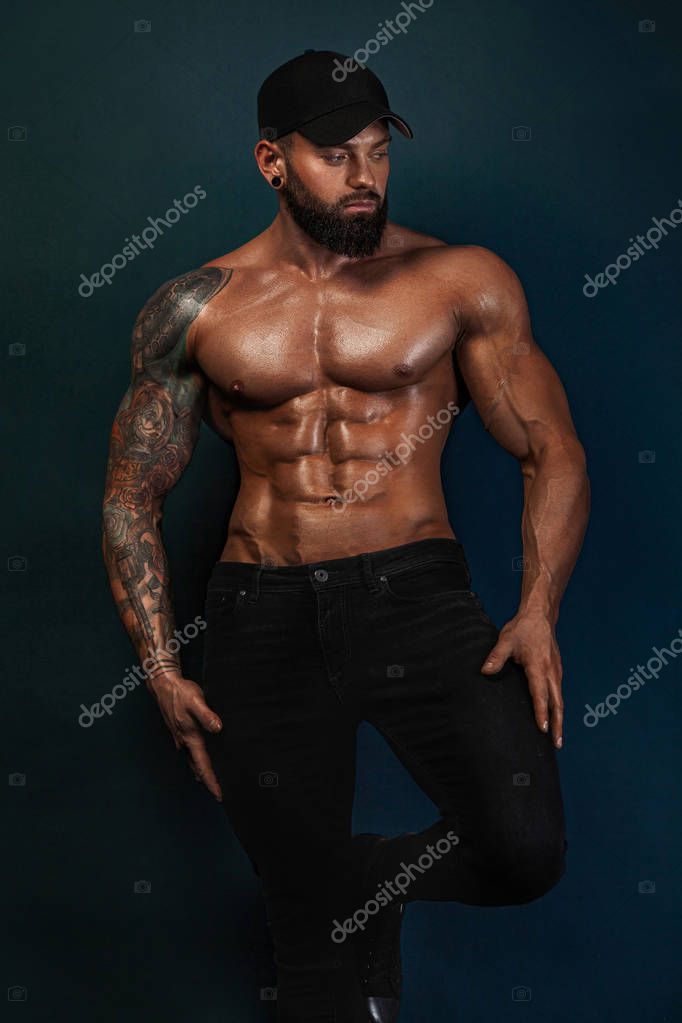 Culturista hombre fuerte y en forma con el pecho desnudo en gorra de ...