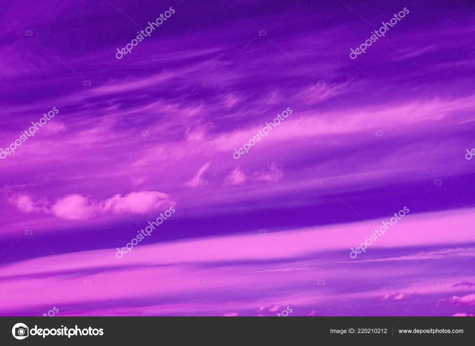 Cielo Violeta Con Nubes Fondo Neón Dramático — Foto de stock © avlntn ...