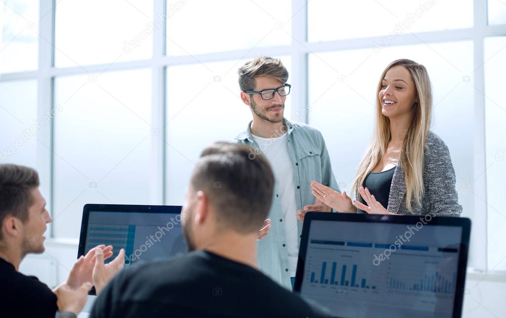 foto, guapo, hombre de negocios, mostrando, gráficos, gráficos 2022