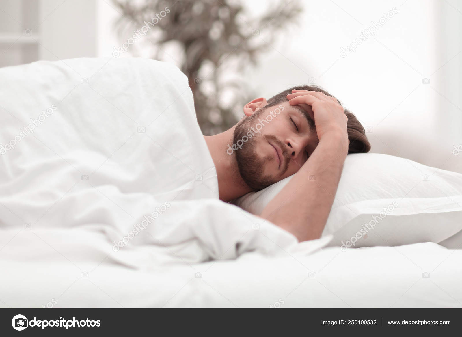 Joven está durmiendo en una cómoda habitación de hotel — Foto de stock ...
