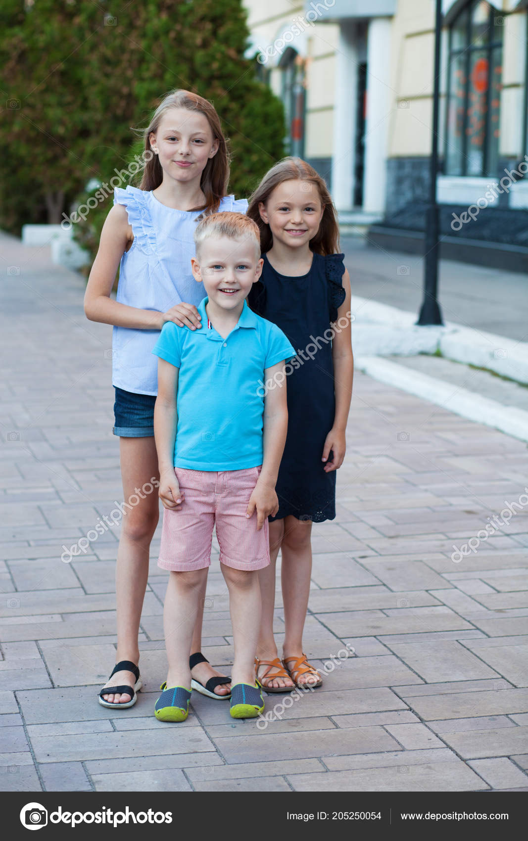Rubia Pequeño Niño Tres Primos Mayores Hermanas Reunión Calle Verano ...