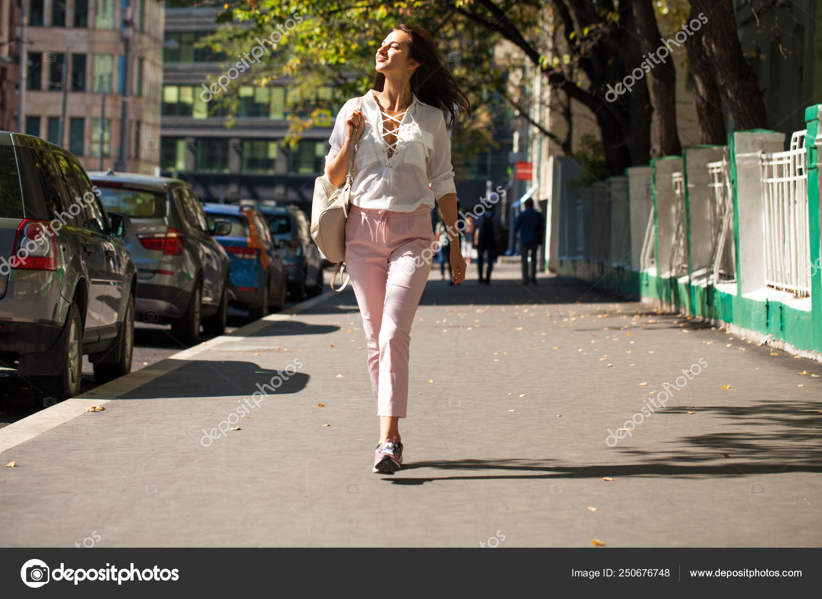 Joven hermosa morena caminando por la calle — Foto de stock #250676748 ...