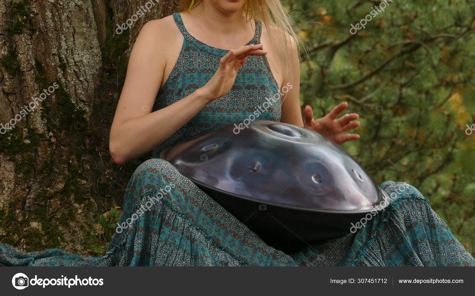 Instrumento musical popular y moderno en las manos de una hermosa rubia ...