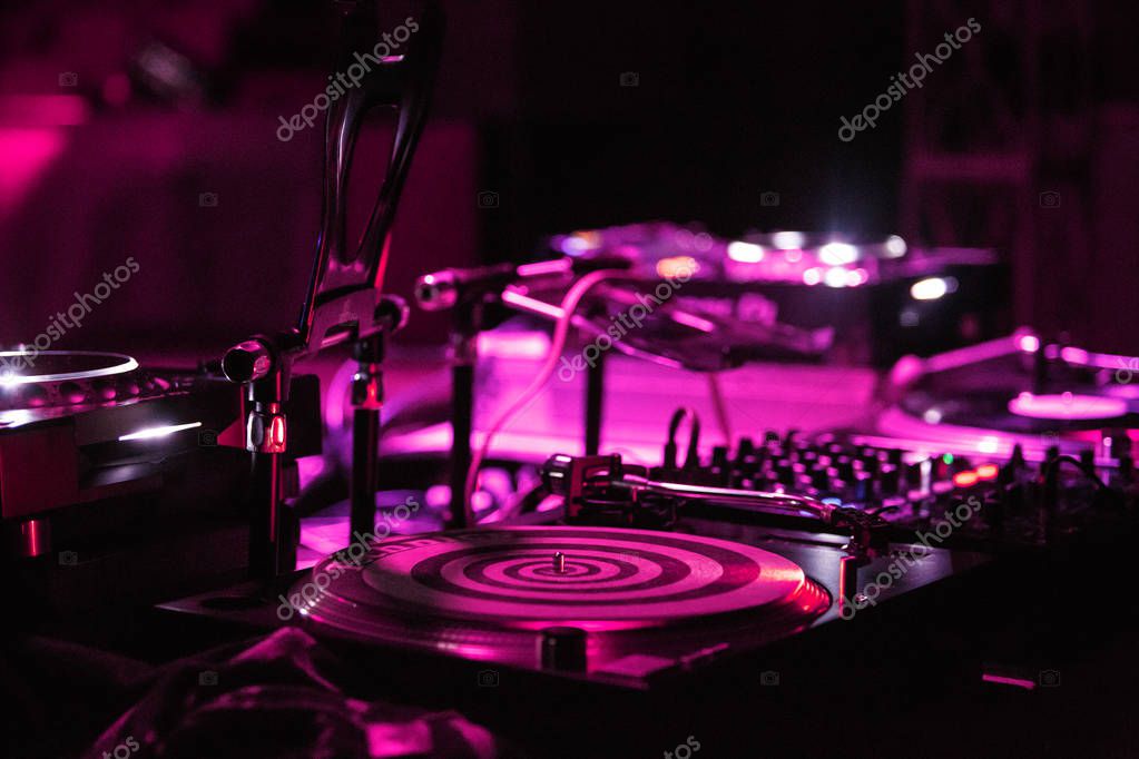 KIEV-4 JULIO, 2018: Instalación profesional de dj en la mesa en discoteca. Giradiscos Retro ...