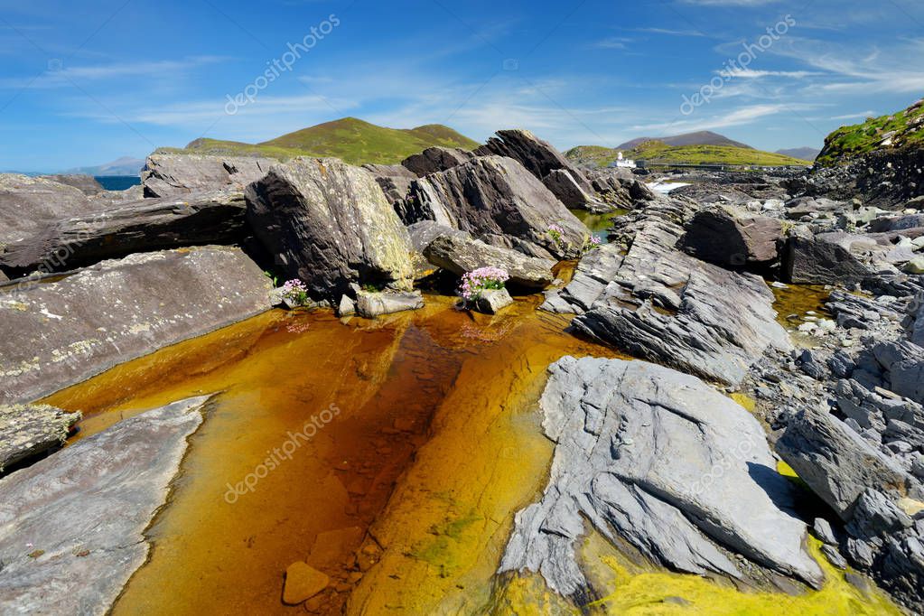Orilla spera y rocosa a lo largo de la ruta Ring of Kerry, Condado de ...