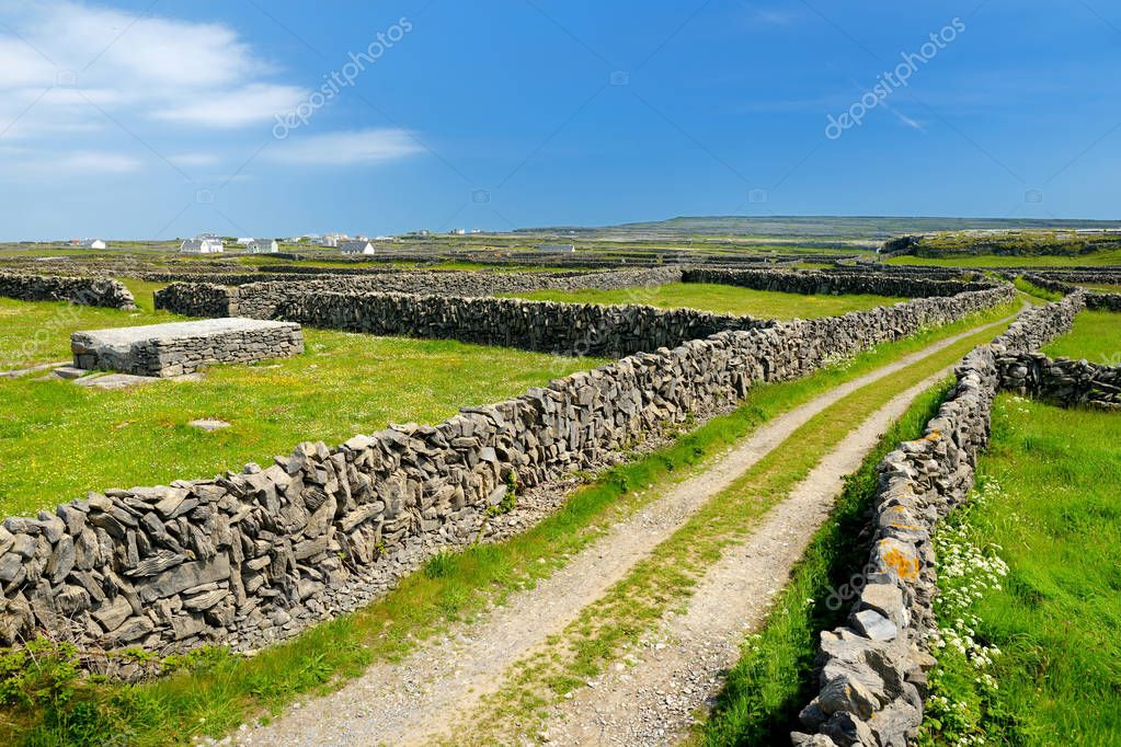 Inishmore o Inis Mor, la más grande de las islas Aran en la bahía de ...