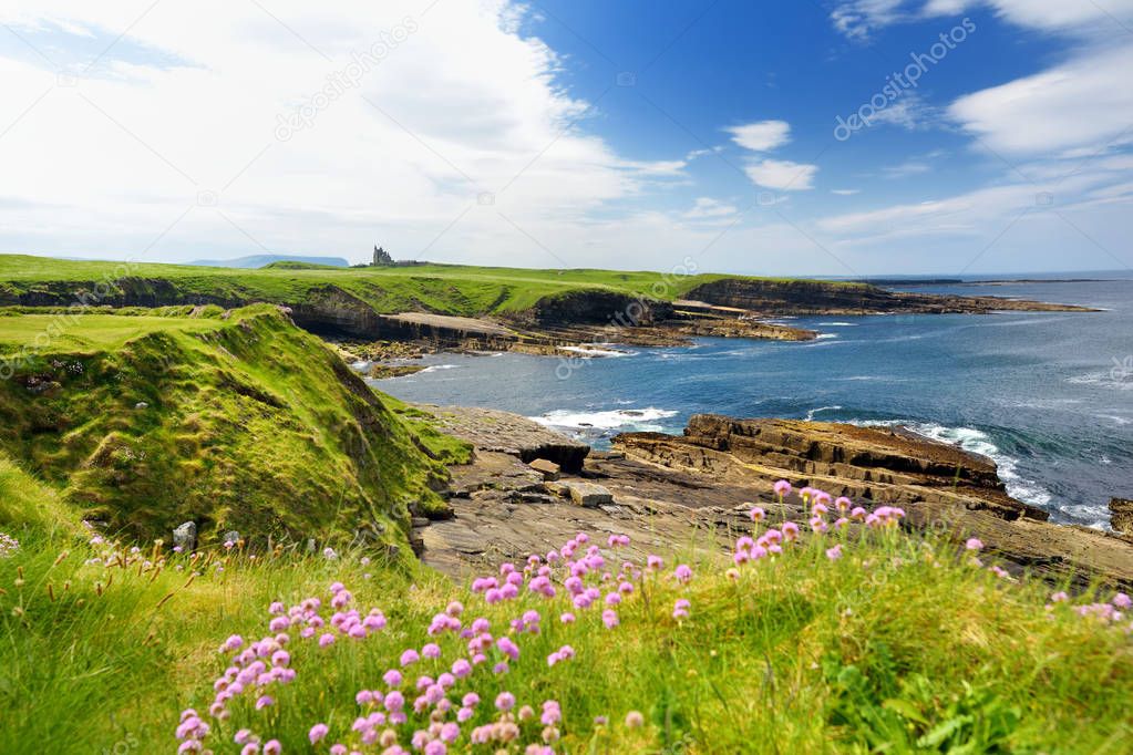 Espectacular vista de Mullaghmore Cabeza con enormes olas rodando hasta ...
