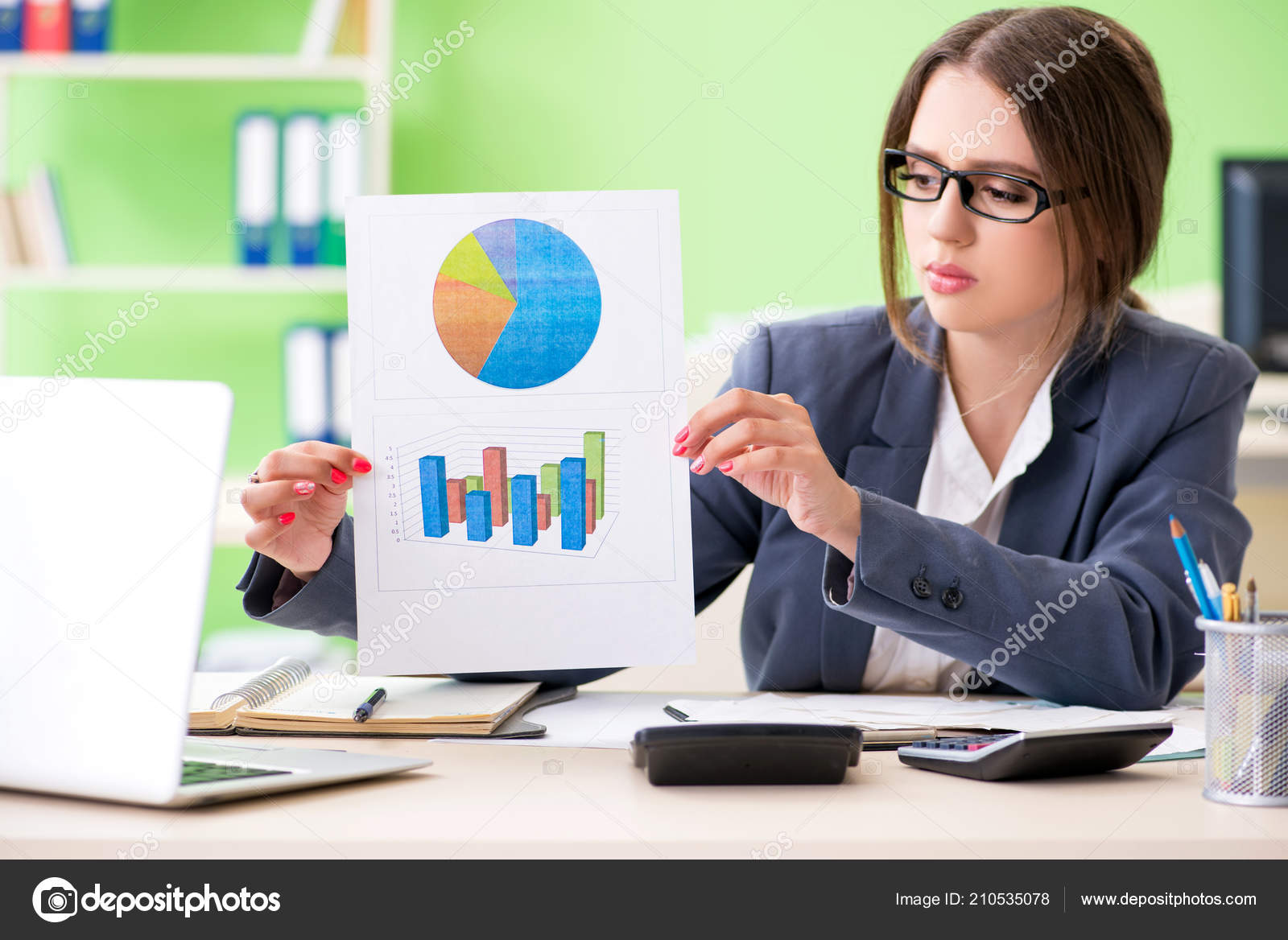 Gerente financiera femenina presentando gráfico gráfico sentado en la o: fotografía de stock ...