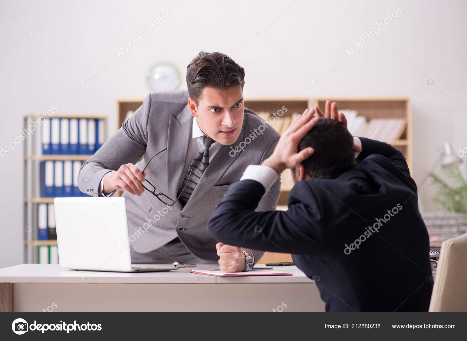 Jefe enojado gritando a su empleado — Foto de stock #212880238 © Elnur_