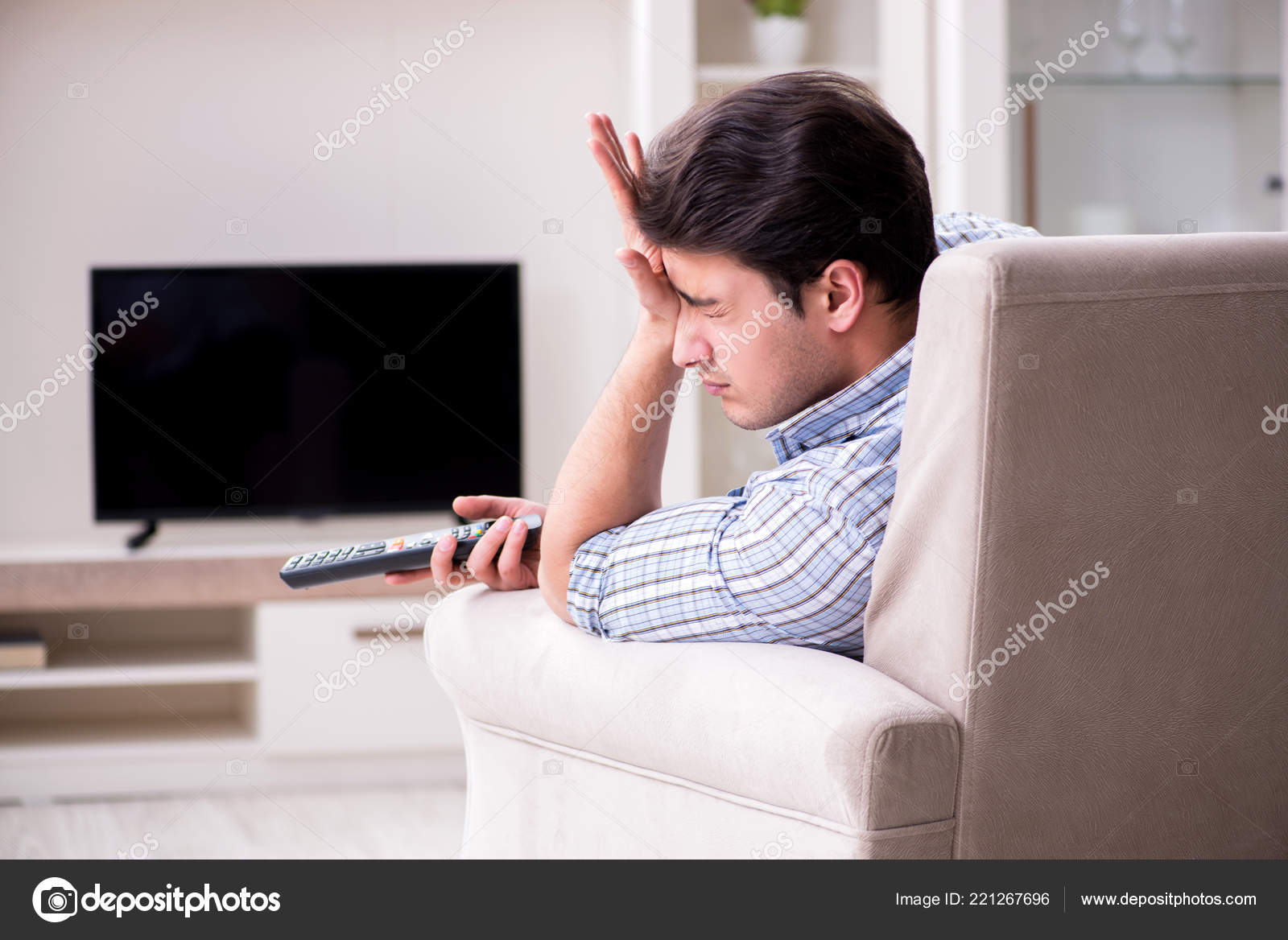 Hombre joven viendo la televisión en casa: fotografía de stock © Elnur ...