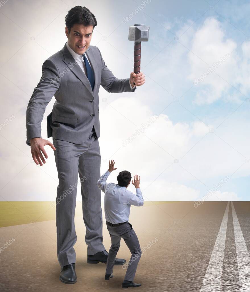 Mal jefe enojado amenazando empleado con martillo 2023