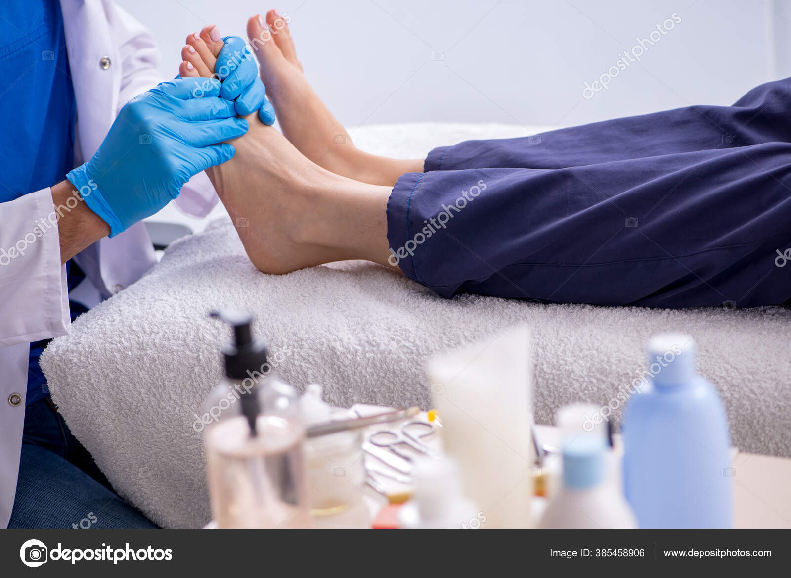 Podólogo tratando los pies durante el procedimiento — Foto de stock ...