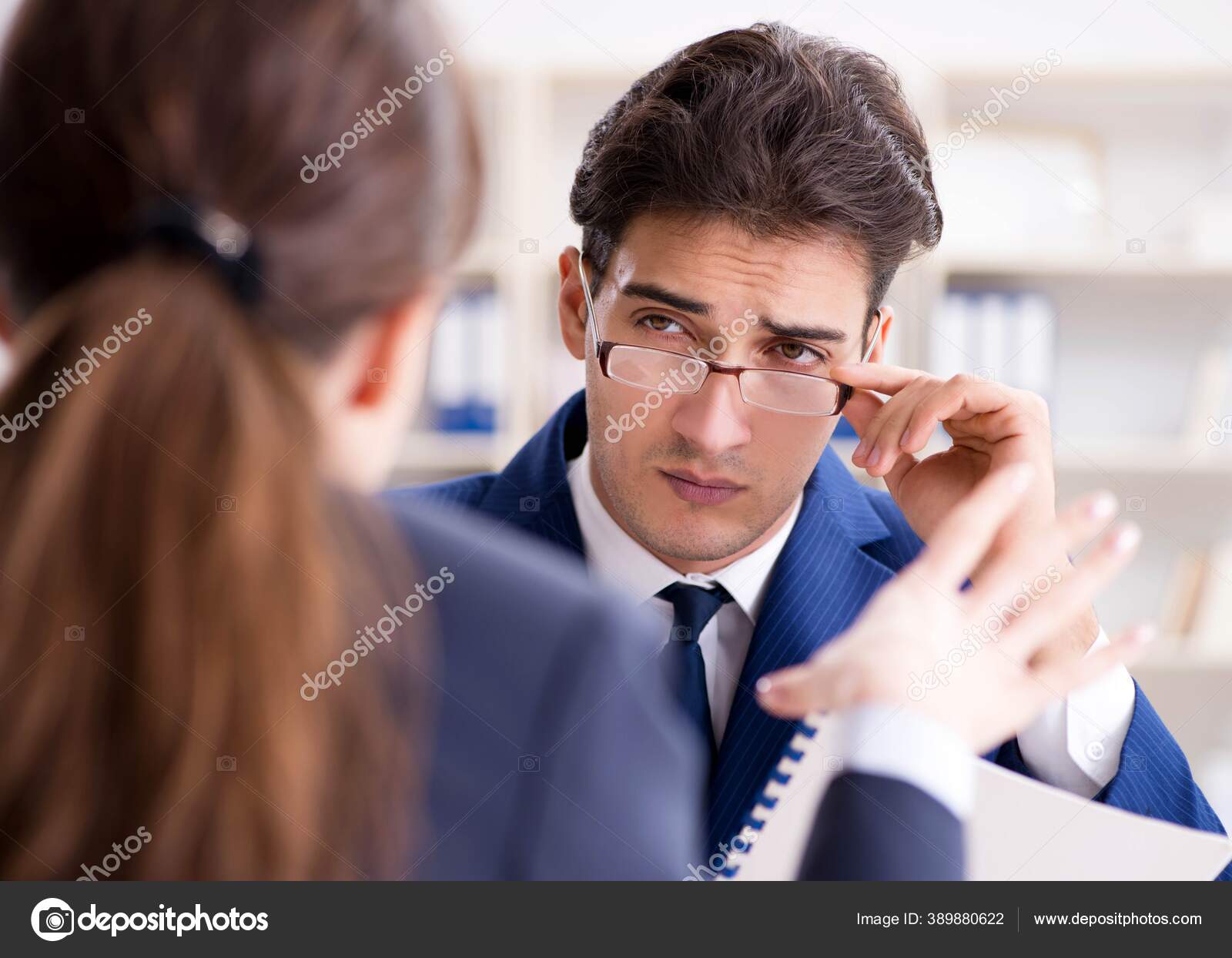 Abogado hablando con su cliente en la oficina: fotografía de stock ...